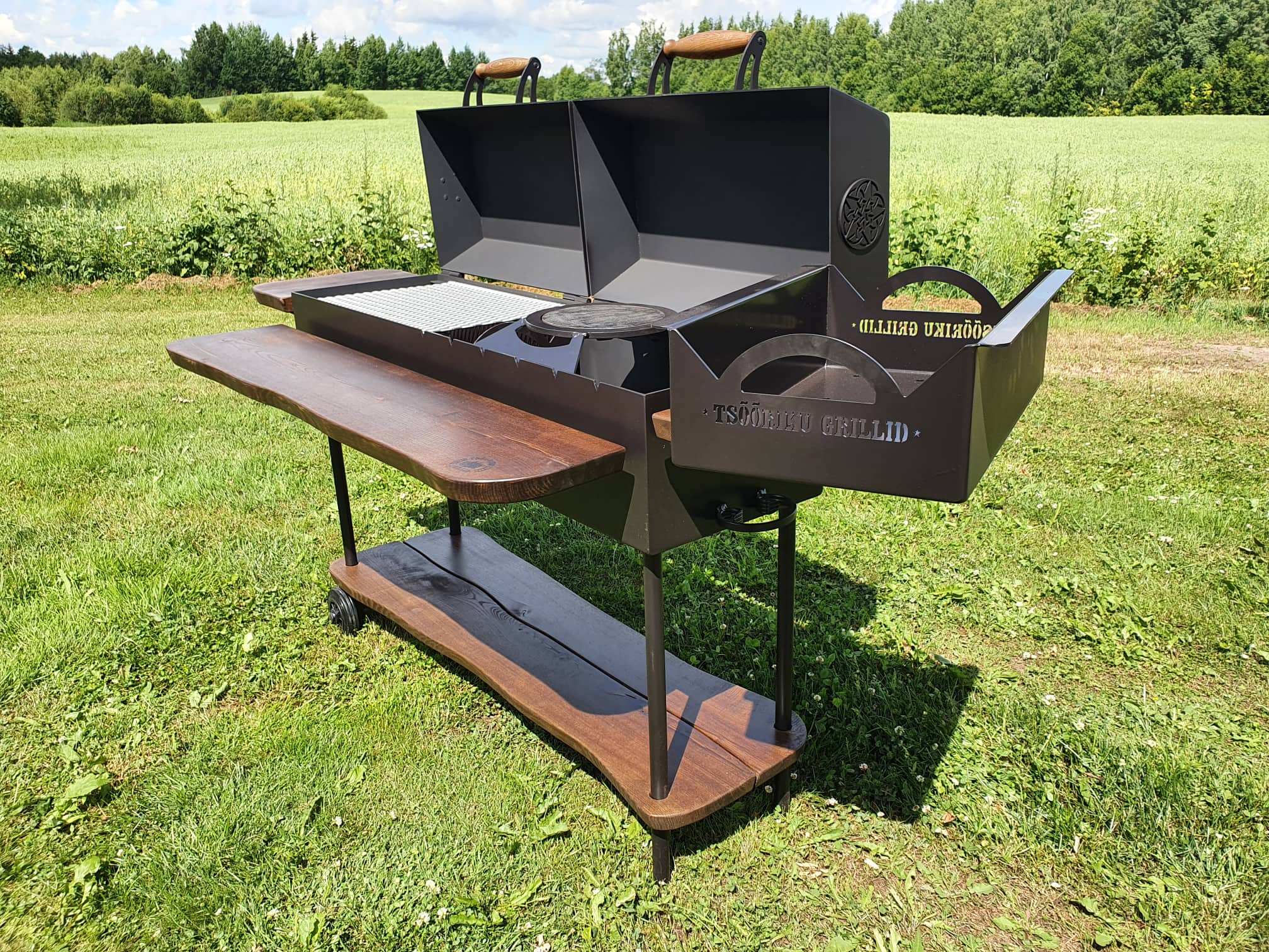 Hiiligrilli iso, kahdella hiililaatikolla