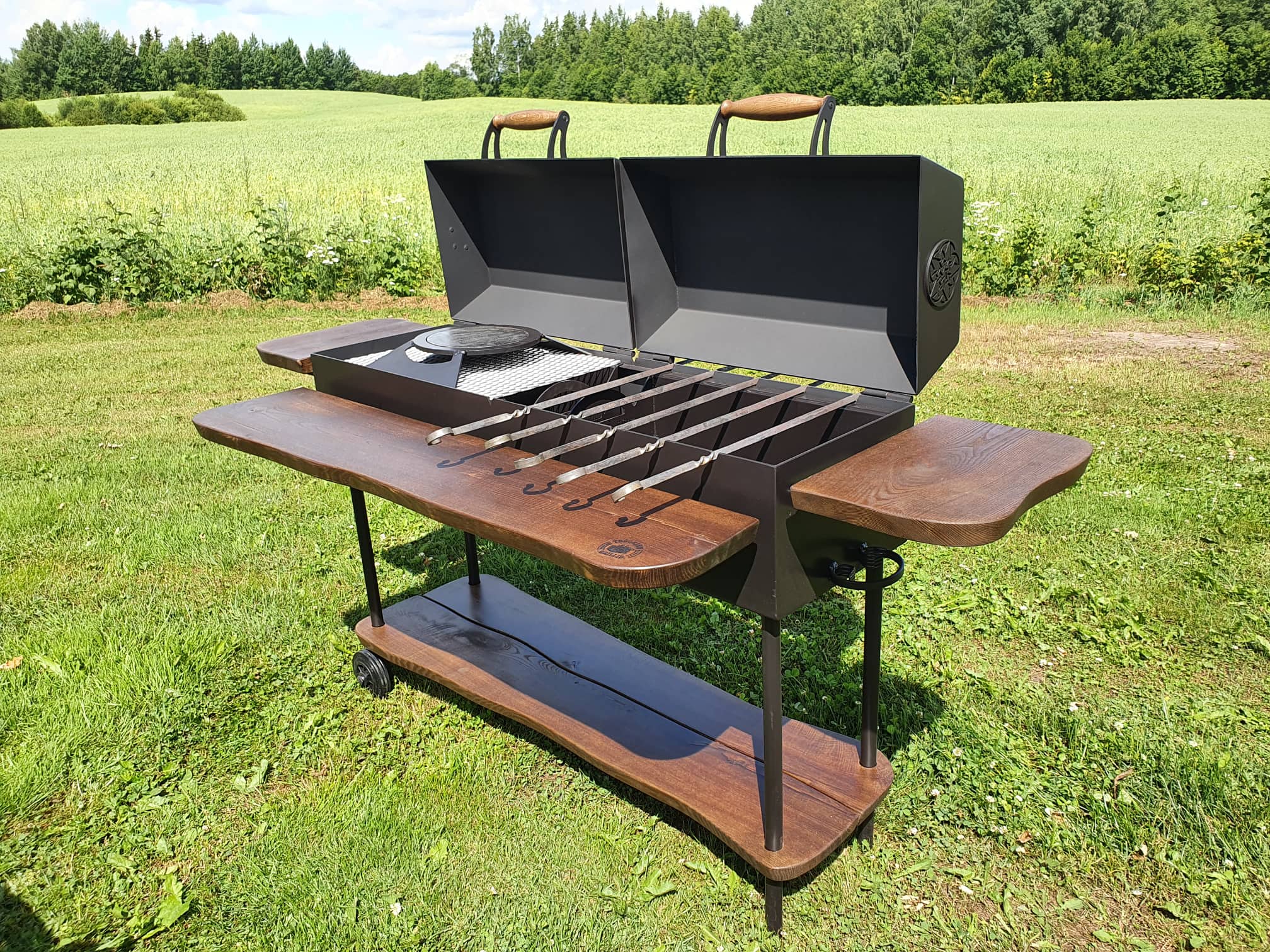 Hiiligrilli iso, kahdella hiililaatikolla